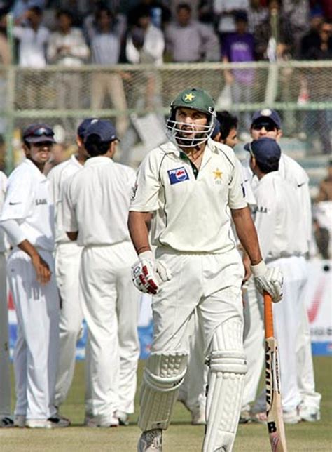 Shahid Afridi Was Bowled By Zaheer Khan For 10