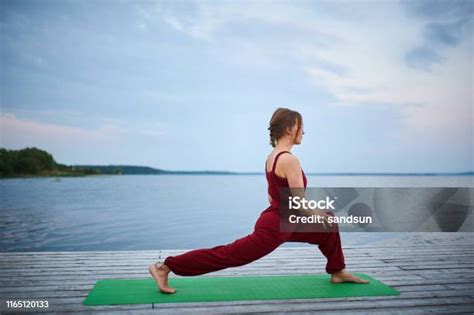 아름다운 젊은 여자 연습 요가 아사나 비라 바드라사나 1 전사 는 호수 근처의 나무 갑판에 1 포즈 강에 대한 스톡 사진 및 기타 이미지 Istock