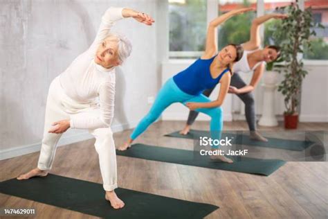 현대 요가 스튜디오에서 요가 자세를 훈련하는 웃는 여성 20 24세에 대한 스톡 사진 및 기타 이미지 20 24세 30