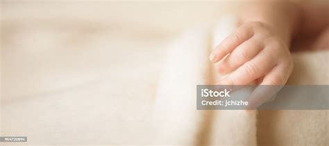 신생아의 작은 손 엄마와 그녀의 아이 출산 가족 배려와 탄생 개념입니다 텍스트에 대 한 공간을 복사 합니다 배너 아기에 대한 스톡 사진 및 기타 이미지 Istock