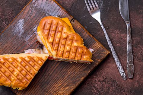 어두운 돌 테이블 꼭대기 전망에 보드에 야채와 함께 햄과 치즈 샌드위치 고기에 대한 스톡 사진 및 기타 이미지 고기 구운 샌드위치 굽기 Istock