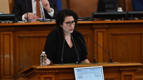 Калина Константинова отговори на обвиненията че е провалила съдебната