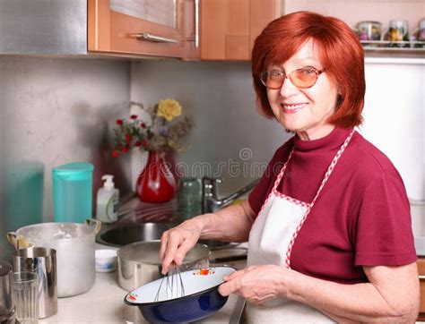 Galletas De La Hornada De La Abuela En La Cocina Imagen De Archivo