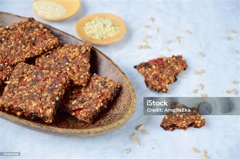 피망 햇볕에 말린 토마토 해바라기 씨 참깨 대마 씨 및 아마 씨앗으로 만든 수제 씨앗 크래커 0명에 대한 스톡 사진 및 기타