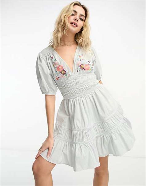 Asos Design Mini Freizeitkleid Mit Stickerei Gesmokter Taille Und