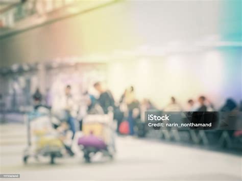 공항 교통 터미널에서 걷거나 서둘러 들어오는 사람 또는 승객의 흐릿한 이미지 추상적 배경과 비행기에서 라운지 내부가 출입국