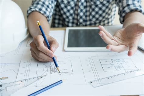 직장에서 부동산 프로젝트에서 작업 하는 건축가 생활 작업 남성 엔지니어 손 사무실에서 집 청사진 비즈니스 사람 건축 및 건물 개념 건축에 대한 스톡 사진 및 기타 이미지
