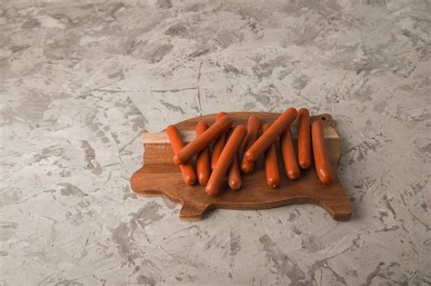 나무 판에 생 소시지 클로즈업 및 복사 공간 요리용 삶은 소시지 건강한 식생활에 대한 스톡 사진 및 기타 이미지 건강한 식생활 고기 그릇 Istock