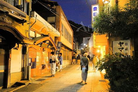 秋の渋温泉の温泉街 長野県 山ノ内町 232130674 の写真素材 アフロ