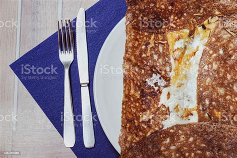 오트 사부 아의 안시에서 제공되는 치즈를 곁들인 짭짤한 갈레트 0명에 대한 스톡 사진 및 기타 이미지 0명 갈레트 갈색