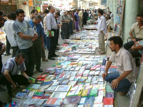 كونا شارع المتنبي في بغداد ينفض عباءته ويستقبل زواره من جديد متحديا