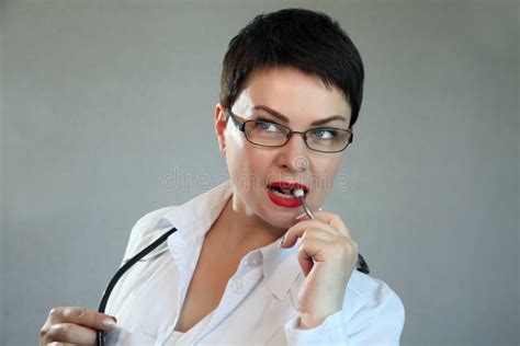 Der Doktor mit einer Lupe stockfoto Bild von prüfung