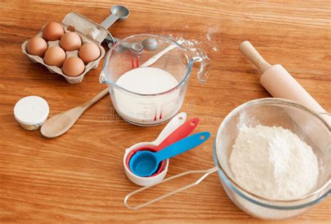 Ingredientes Para Cocinar Y Utensilios De Cocina Sobre Una Mesa De