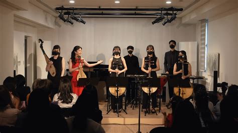 彈撥合奏《搖擺銅仔戲》 🎵好聽的彈撥合奏《搖擺銅仔戲》 彈撥合奏一直是我很喜歡的表演形式 點狀的彈撥樂器可以彈出輕巧的感覺 也可以透過輪音