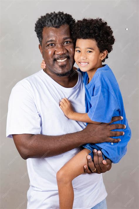 Pai Afro E Filho Negro Em Fundo Cinza Sorrindo E Feliz Pai Afro No Dia