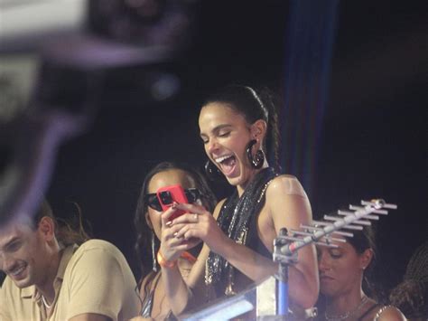 Marquezine aposta em transparência e dispensa calcinha em Salvador