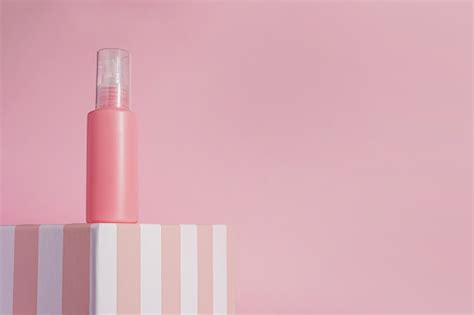 화장품 크림 세럼 밝은 배경에 연단에 서있는 젤을위한 분홍색 용기의 모형 공간 복사 0명에 대한 스톡 사진 및 기타 이미지