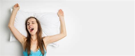 Mujer Joven Riendo Mientras Está Acostada Sobre Una Almohada Sobre Un