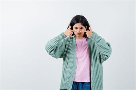 스튜디오에서 포즈를 취하는 표현 어린 소녀 무료 사진