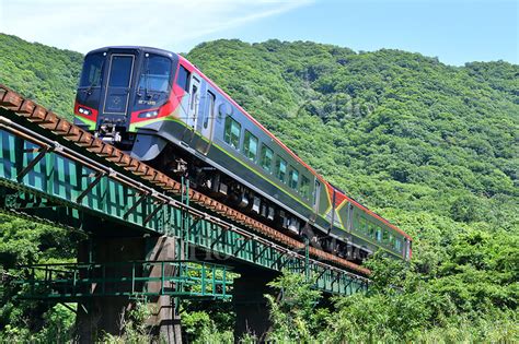 徳島県 高徳線 鉄橋を渡る2700系特急うずしお 193689499 の写真素材 アフロ