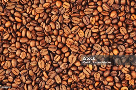 골든 컬러 클로즈 업의 큰 로스 팅 커피 원두 매크로 사진 볶은 커피 원두의 감촉 모든 디자인에 이상적인 밝은 추상적 인 배경 0명에 대한 스톡 사진 및 기타 이미지