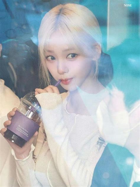 커피 한모금 마시는 카리나 걸그룹 연예인 움짤저장소