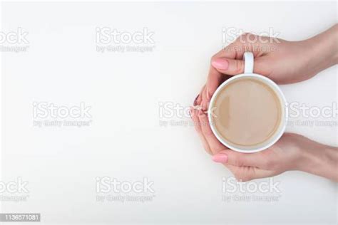 분홍색 매니큐어를 가진 여자의 손은 라 떼 흰색 배경 상단에서 보기의 컵을 들고 라떼에 대한 스톡 사진 및 기타 이미지 라떼