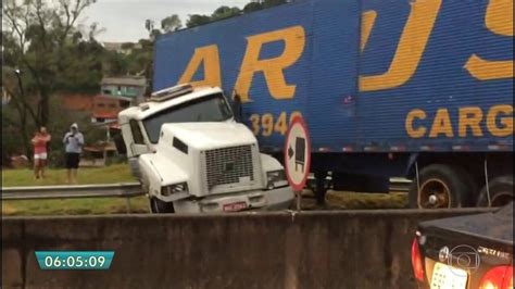Vídeo Rodovia Fernão Dias fica bloqueada por duas horas após acidentes