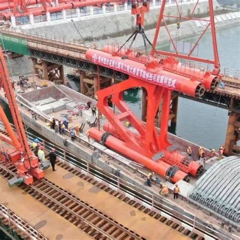 德余高速控制性工程——乌江特大桥首节拱肋吊装成功施工钢拱工作