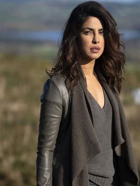 ऑफिस में स्टाइल को करें इन्हेंस विंटर में पहनें ये 8 स्टाइलिश Sweater