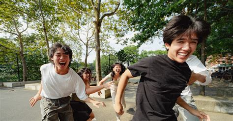 프리스비 게임을 하고 있는 한 무리의 젊은 남녀 사진 Unsplash의 웃음 이미지