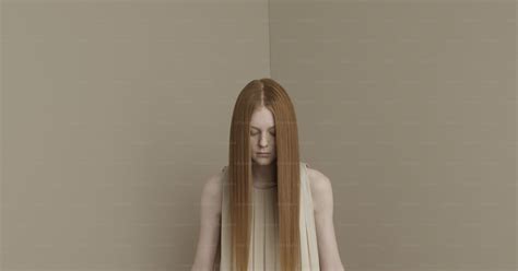 긴 머리를 한 여자가 책 위에 서 있다 사진 Unsplash의 20 24 년 이미지