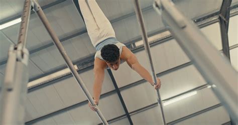 피트니스 균형 및 유산소 운동 건강 및 자세를 위한 체육관 남자 및 체조 훈련 에너지 운동 선수 및 아시아 곡예사 물구나무서기 직업 신체 및 경쟁 준비 연습 20 24세에