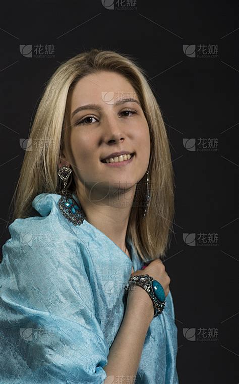 一个穿着绿松石披肩的女孩的肖像。