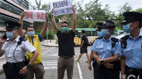 團體抗議中央檢測人員來港 疑違限聚令警方到場要求散開