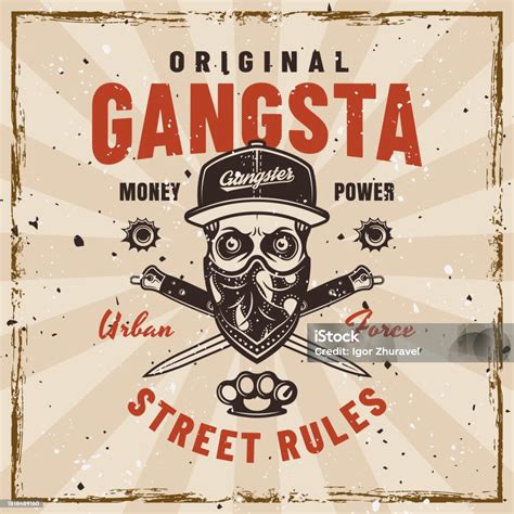 빈티지 스타일의 갱스터 벡터 엠블럼 와 두개골 와 모자 두건 와 얼굴에 교차한 싸움 칼 탈착식 그런지 질감이 있는 배경에 그림 Biker Gang에 대한 스톡 벡터 아트 및