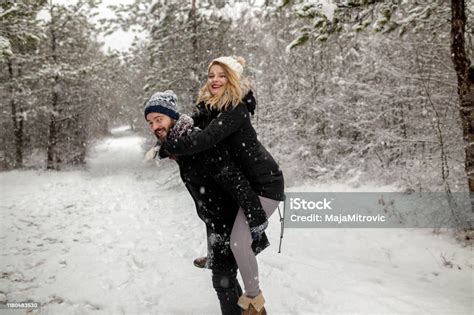 사람들 계절 사랑과 레저 개념 행복한 커플 포옹과 겨울에 야외 웃음 12월에 대한 스톡 사진 및 기타 이미지 12월 1월 2명 Istock