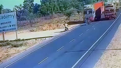 Accident Cctv Visual పంజాబ్‌లోని ఓ రహదారిపై ప్రమాదం చోటుచేసుకుంది
