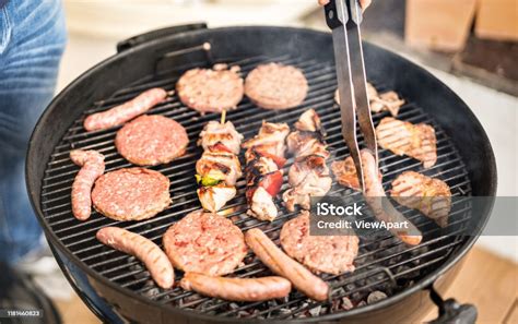 바베큐 세션에서 손으로 구운 고기를 닫습니다 바베큐 가든 파티에서 불씨로 요리 한 꼬치와 햄버거 소시지 봄 여름 철 에 야외 에서 점심 식사와 Pic Nic 개념 따뜻한