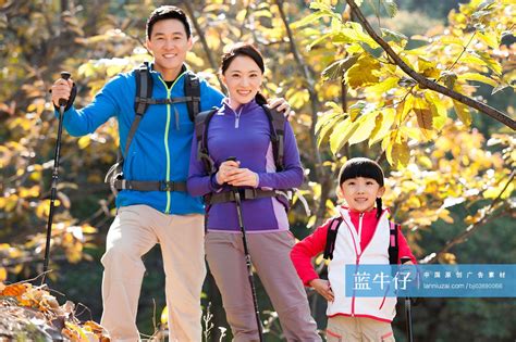 一家三口户外郊游 蓝牛仔影像 中国原创广告影像素材