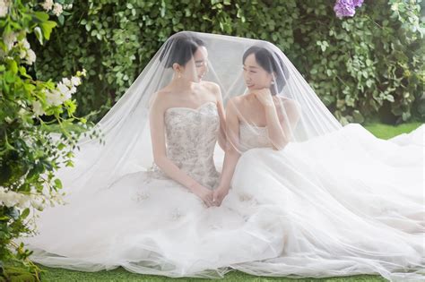 메리골드스튜디오💛리마인드웨딩촬영 가족촬영 두분의 미모와 조명이 다했어요💕 스튜디오에 드레스와 턱시도가 준비되어 있구요 헤어메이크업은 전문샵에서 받으실 수 있어요 가족