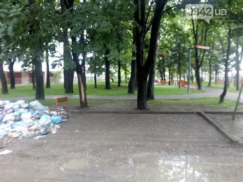 У сквері Івано Франківська влаштували сміттєзвалище Український