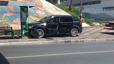 Homem sofre mal súbito perde controle do carro e bate em ponto de