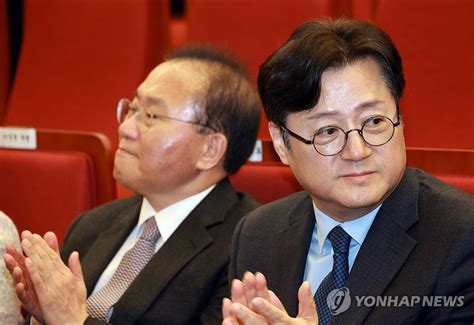 박수치는 여야 원내대표 연합뉴스