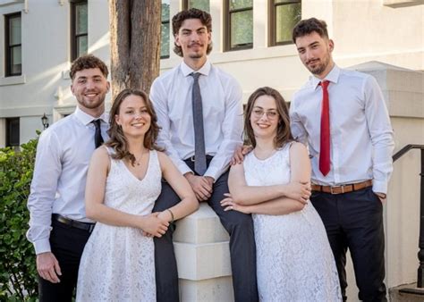 五胞胎就讀同一間大學 同時完成學業｜即時新聞｜國際｜oncc東網