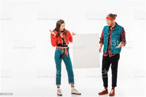 세련 된 Hipster 몇 잡고 빈 배너 및 어깨를 쓱 제스처 흰색 절연 하 고 공란에 대한 스톡 사진 및 기타 이미지 공란