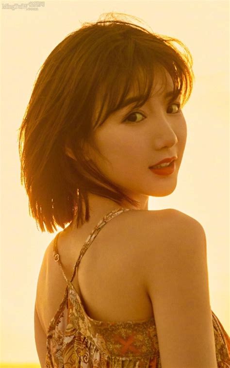 温柔安静的美少女毛晓彤光着白脚丫晒日光浴（56） 图片 名腿网