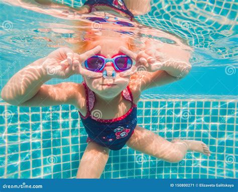 Das Kleine M Dchen In Der Wasserparkschwimmen Unterwasser Und Im L Cheln Stockbild Bild Von
