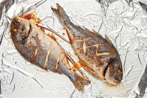 테이블에 접시에 레몬과 파슬리구운 도라도 생선 맨 위 보기 감귤류 과일에 대한 스톡 사진 및 기타 이미지 감귤류 과일