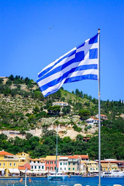 La Bandera Nacional Griega Sobre El Paisaje Marino Hermosas Turquesas